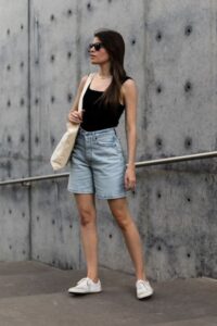 +32 Ideias de look com shorts jeans para se inspirar - Se a Moda Pega